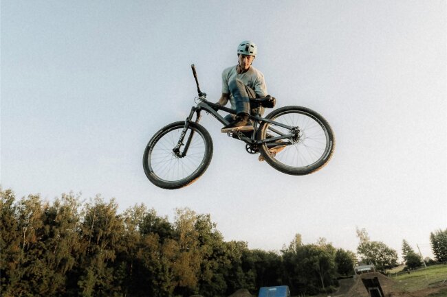 Mountainbike-Star Lukas Knopf eröffnet Pumptrack in Adorf