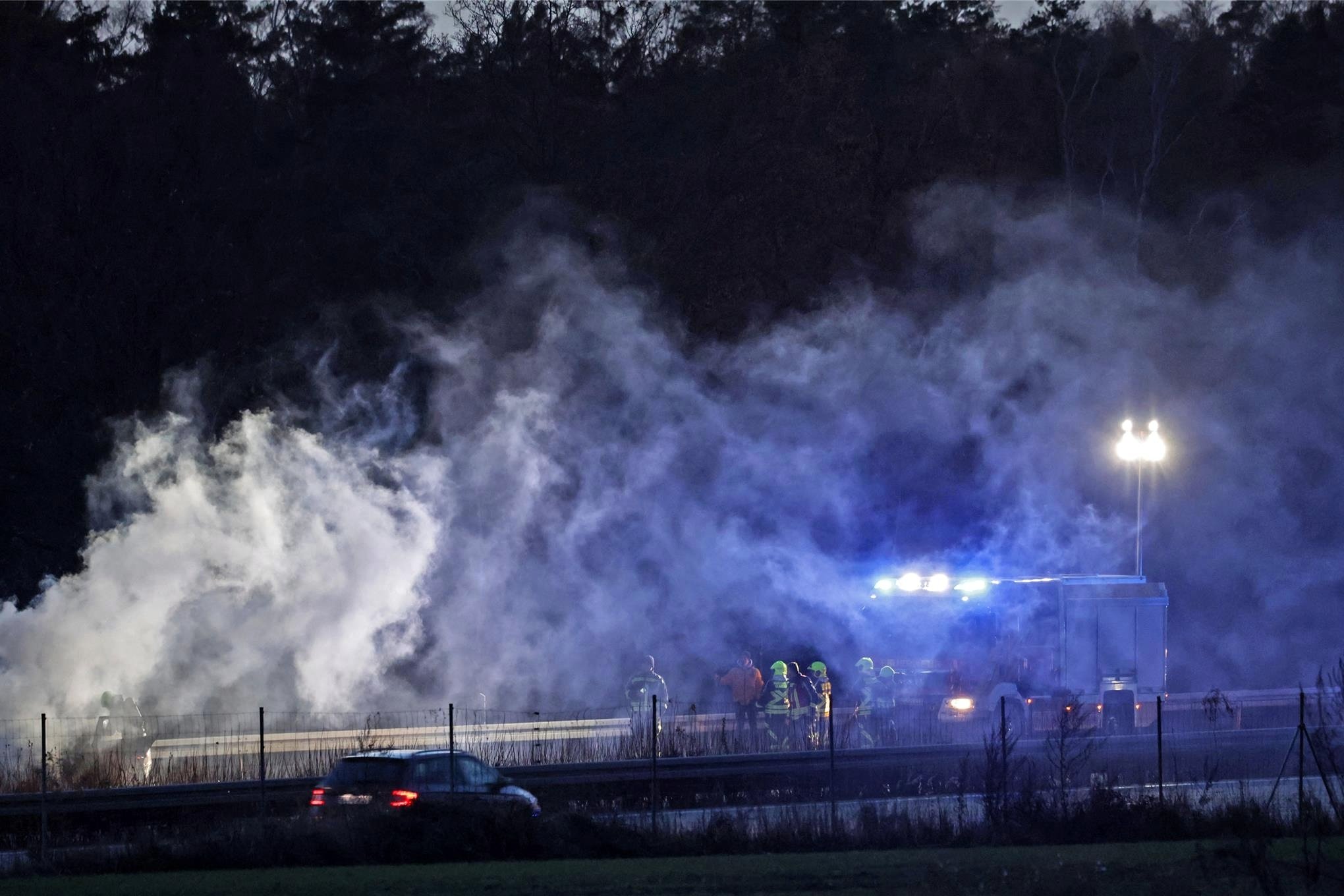 Nach lautem Knall im Motorraum: BMW steht in Flammen und A4 bei ...