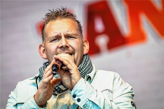 Nach Querschnittslähmung: Schlagersänger erfüllt sich Traum in Mittweida