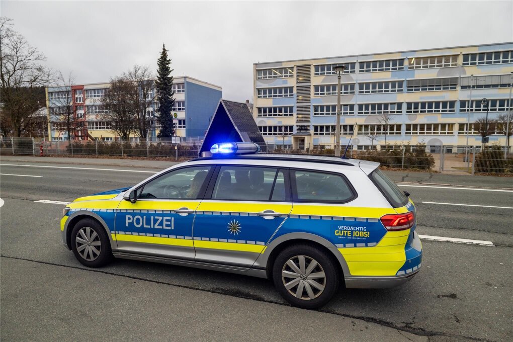 Nach Serie von Bombendrohungen gegen Schulen im Erzgebirge: Polizei hat ersten Tatverdächtigen