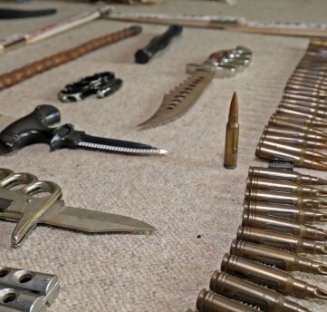 Nazi-Altar und Waffen entdeckt