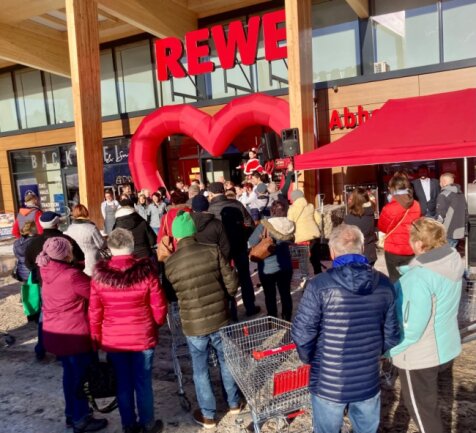 Neuer Rewe-Markt in Lauter: Kunden entern Geschäft am Eröffnungstag