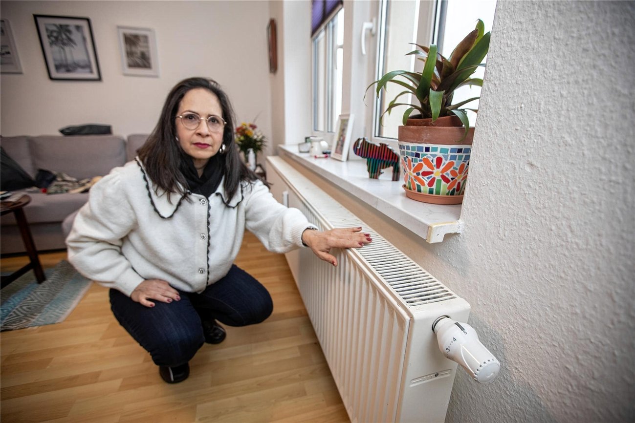 Nur 14,8 Grad mitten im Winter: Mieterin friert in kalter Wohnung in Plauen