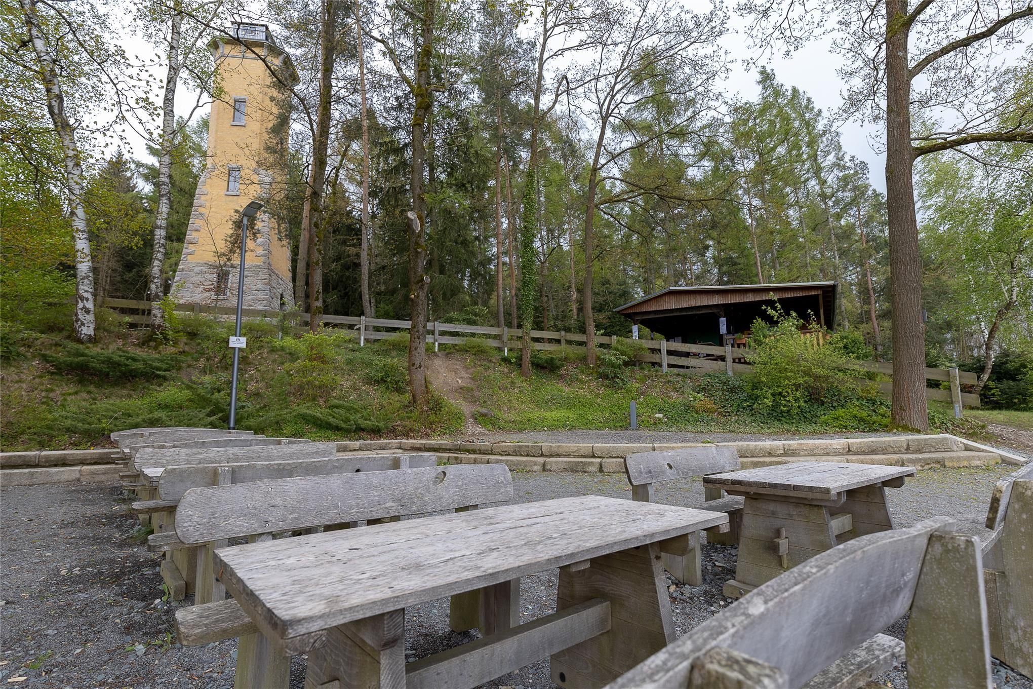Perlaser Turm in Treuen bekommt barrierefreies Örtchen