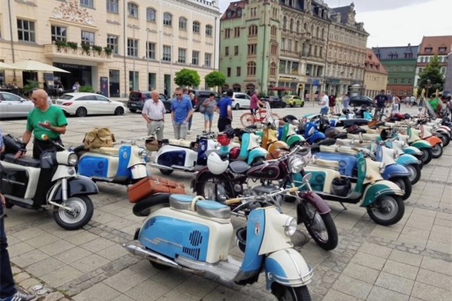 Pitty, Wiesel, Stadtroller Berlin und Troll: DDR-Roller zu Gast in Glauchau