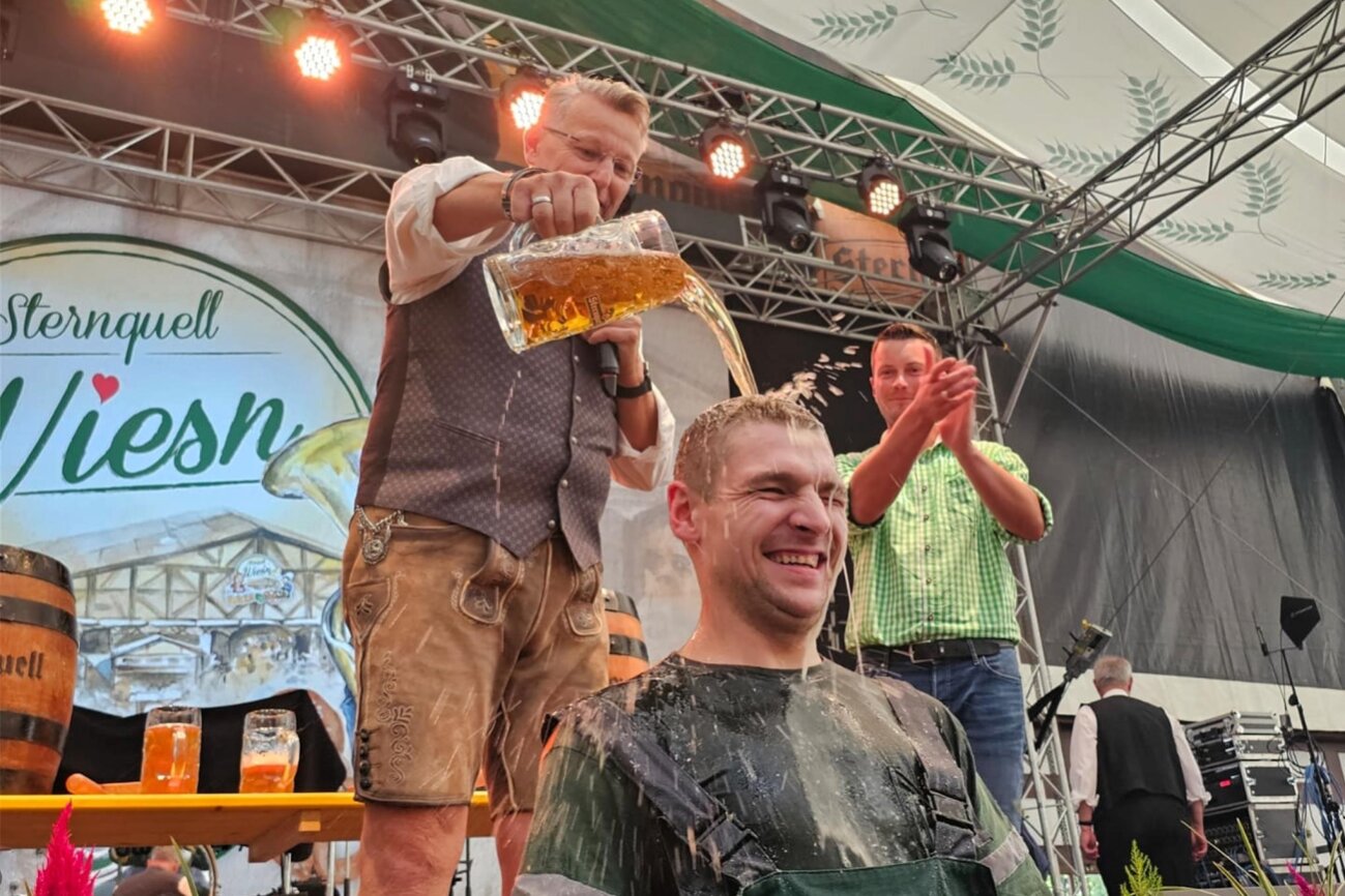 Plauener Wiesn-Wahnsinn: Im proppenvollen Stadl wird getauft, geküsst ...