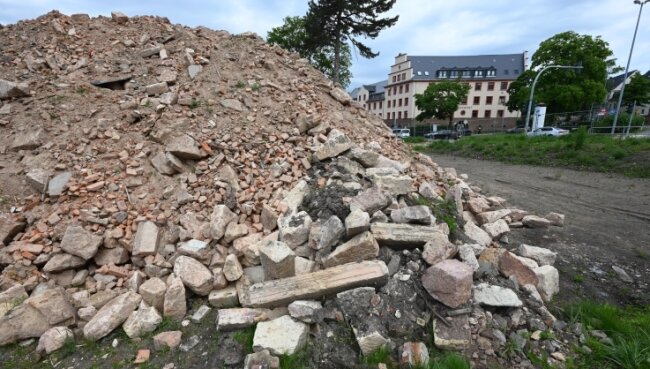 Rätsel um den wohl größten Schuttberg der Stadt