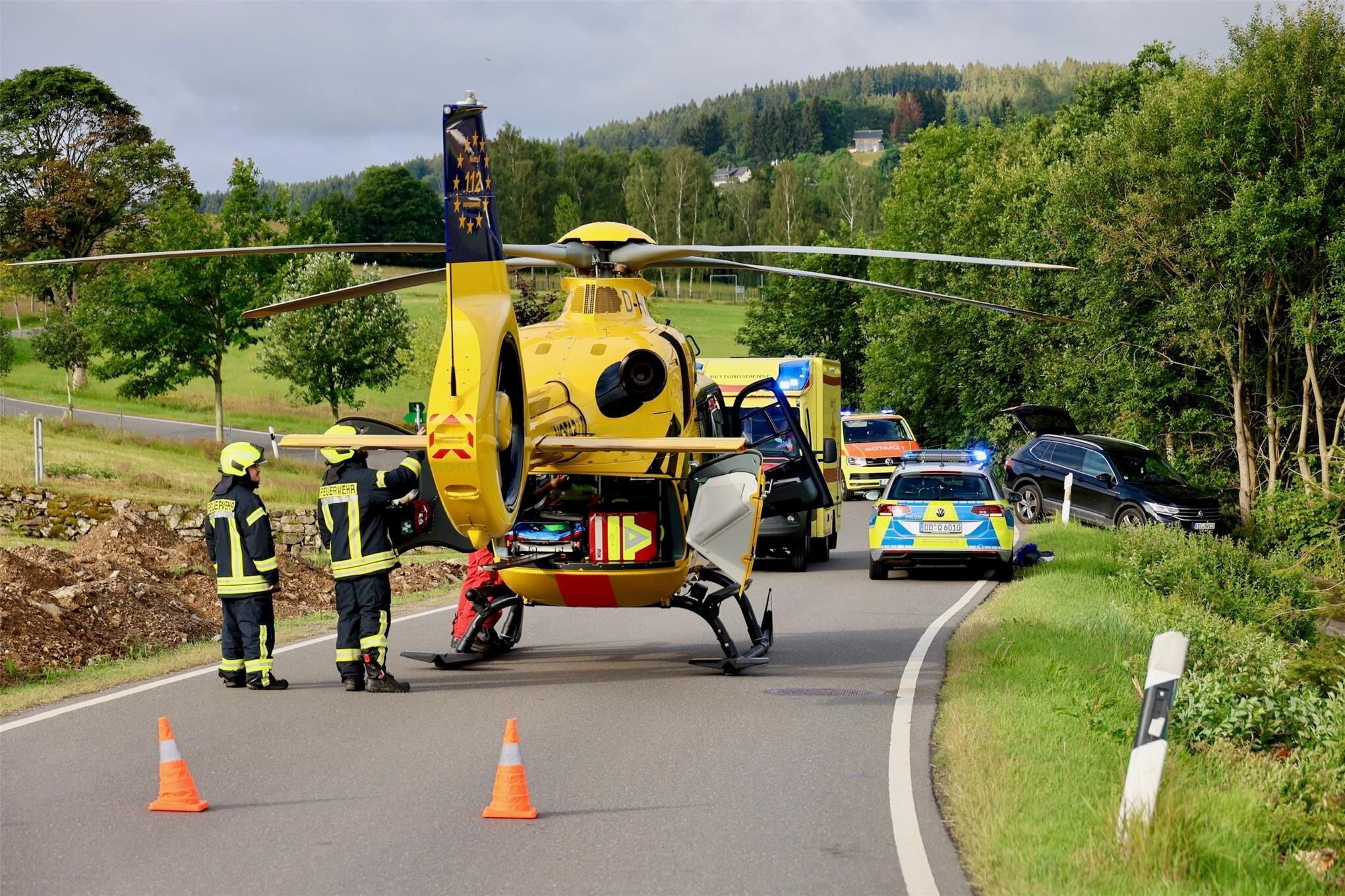 Rettungshubschrauber nach Motorradunfall im Erzgebirge im Einsatz - Fahrer schwer verletzt