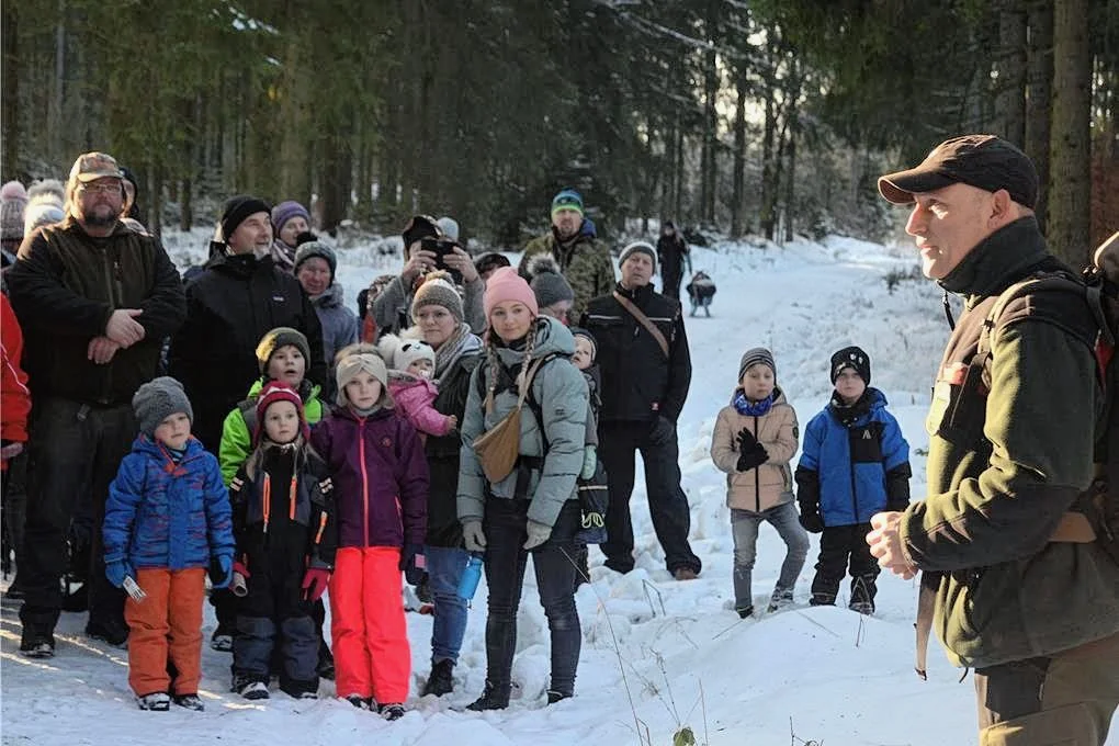 Revierleiter gibt bei Wanderung viele interessante Infos übers Hochmoor ...
