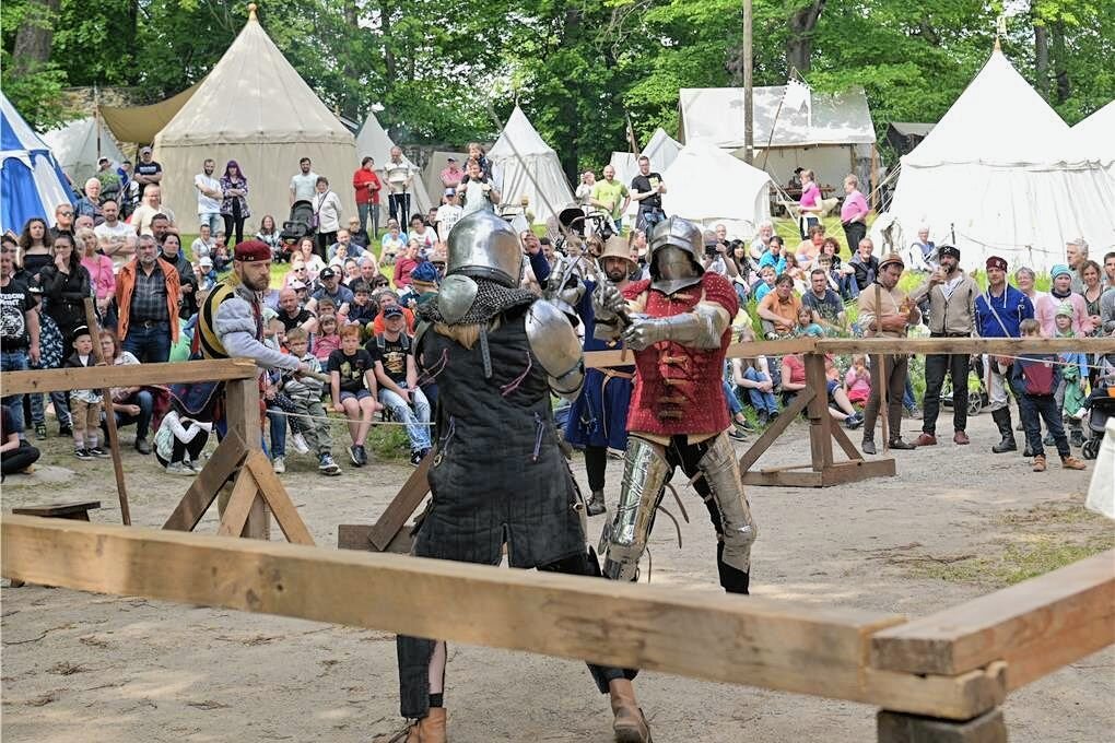 Ritter mit Schwert und Rüstung: Zahlreiche Mittelalter-Fans beim Turnier in Schlossruine Hartenstein