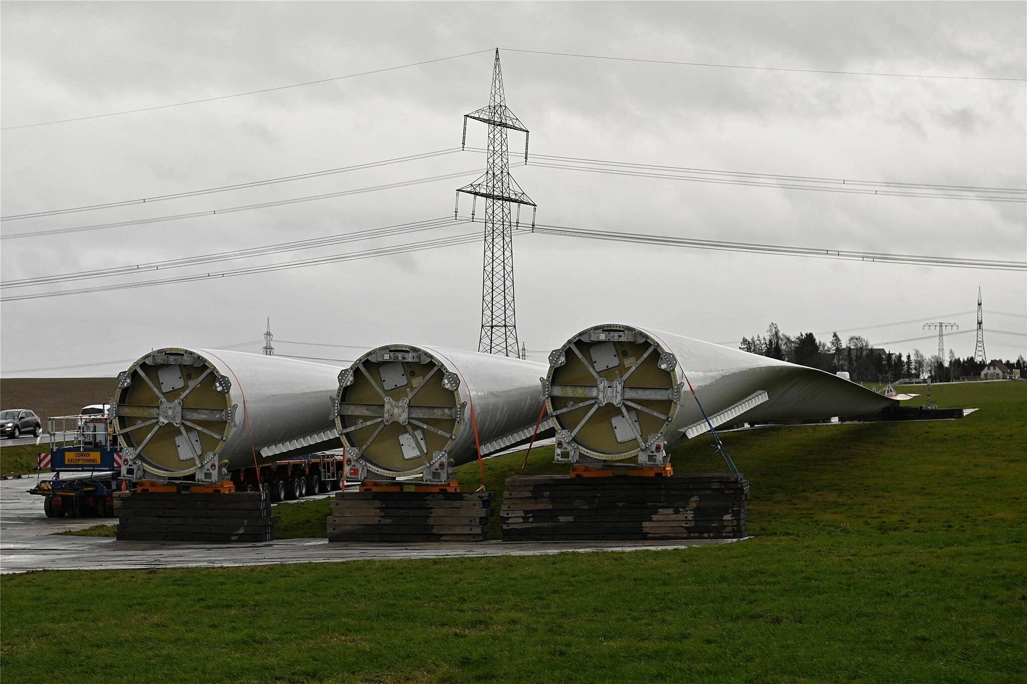 Rotorblätter bleiben liegen: Wie geht es mit Mittelsachsens höchstem ...
