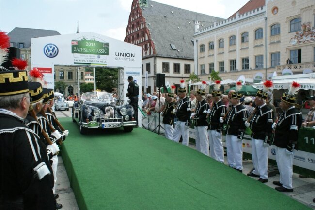 „Sachsen Classic“ startet in Zwickau mit prominenten Beifahrern und fast 100 Jahre alten Oldtimern