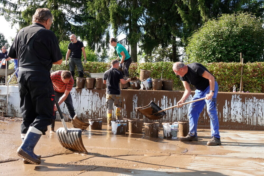 Schlammlawine in Burkhardtsdorf: Über 100 Menschen packen im Freibad an