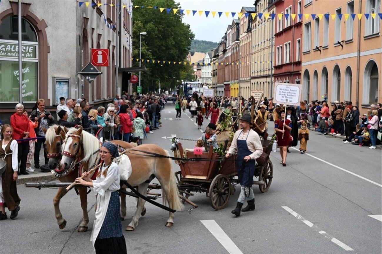 Schreckmoment beim Festumzug zum Tag der Sachsen: Kinder stürzen von Truck