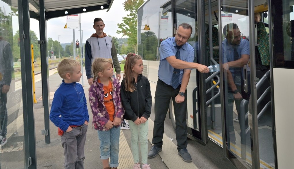 Schüler lernen Verhalten am und im Bus