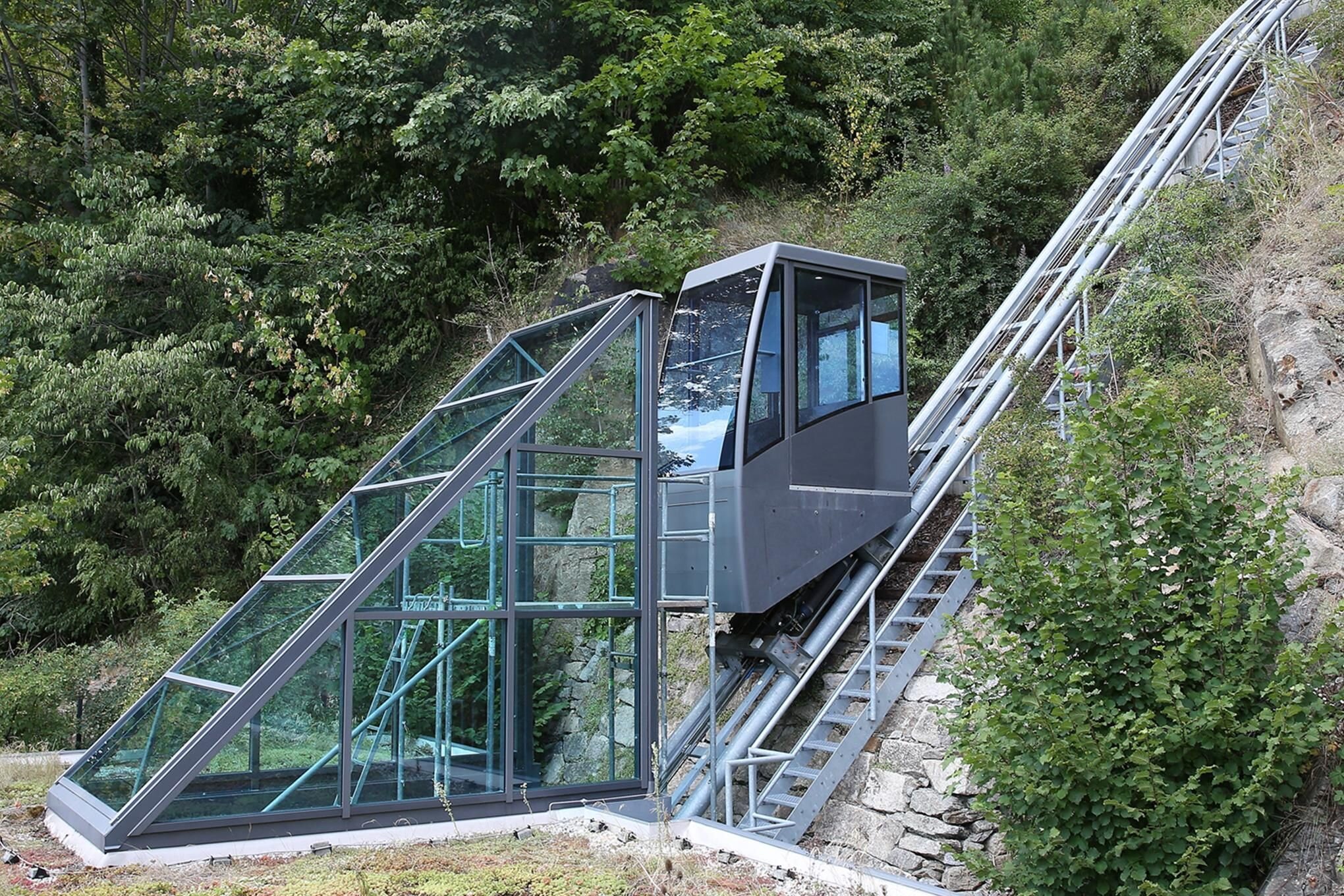 Schwarzenberg: Schrägaufzug am Schlossfelsen nach Teil 1 der Sanierung wieder in Betrieb