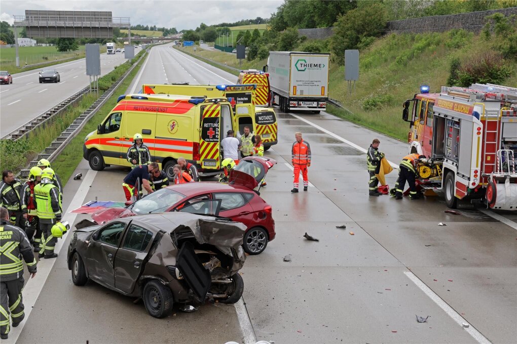 Schwerer Unfall auf der A 4 bei Glauchau: Vollsperrung dauert zwei Stunden, Rettungshubschrauber ...