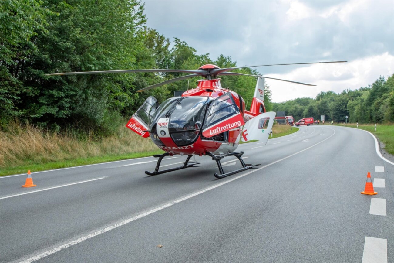 Schwerer Unfall im Erzgebirge: Hubschrauber landet auf Autobahnzubringer