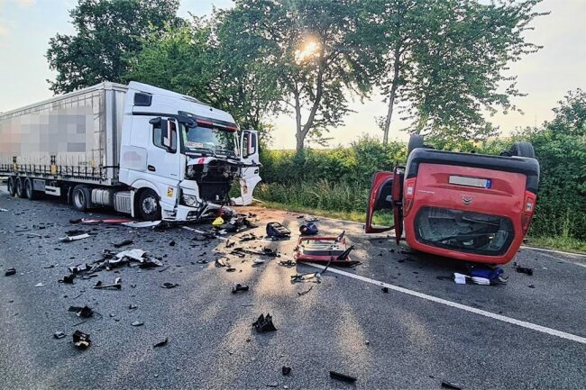 Schwerer Verkehrsunfall auf der B 169 bei Döbeln: Autofahrer kommt ums Leben