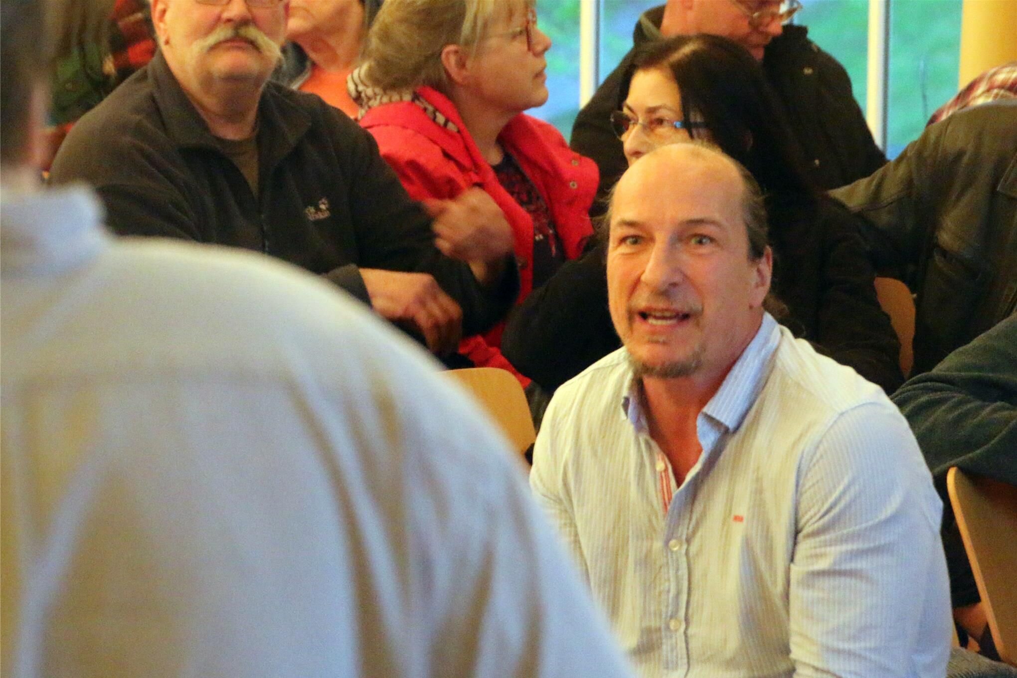 Selbsternannter „König“ Peter Fitzek provoziert bei Vortrag über ...