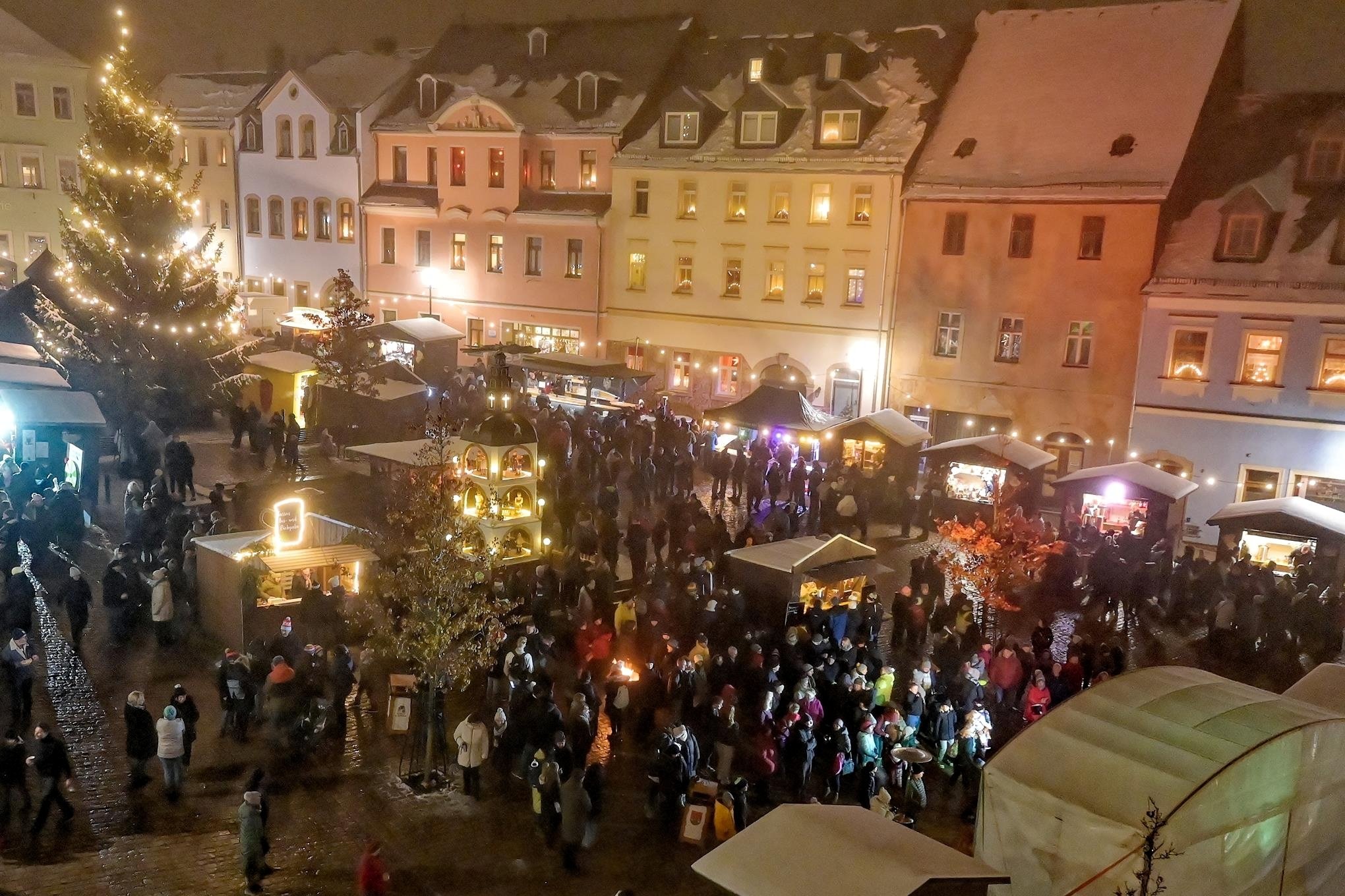 So schön leuchtet der Weihnachtsmarkt in Kirchberg