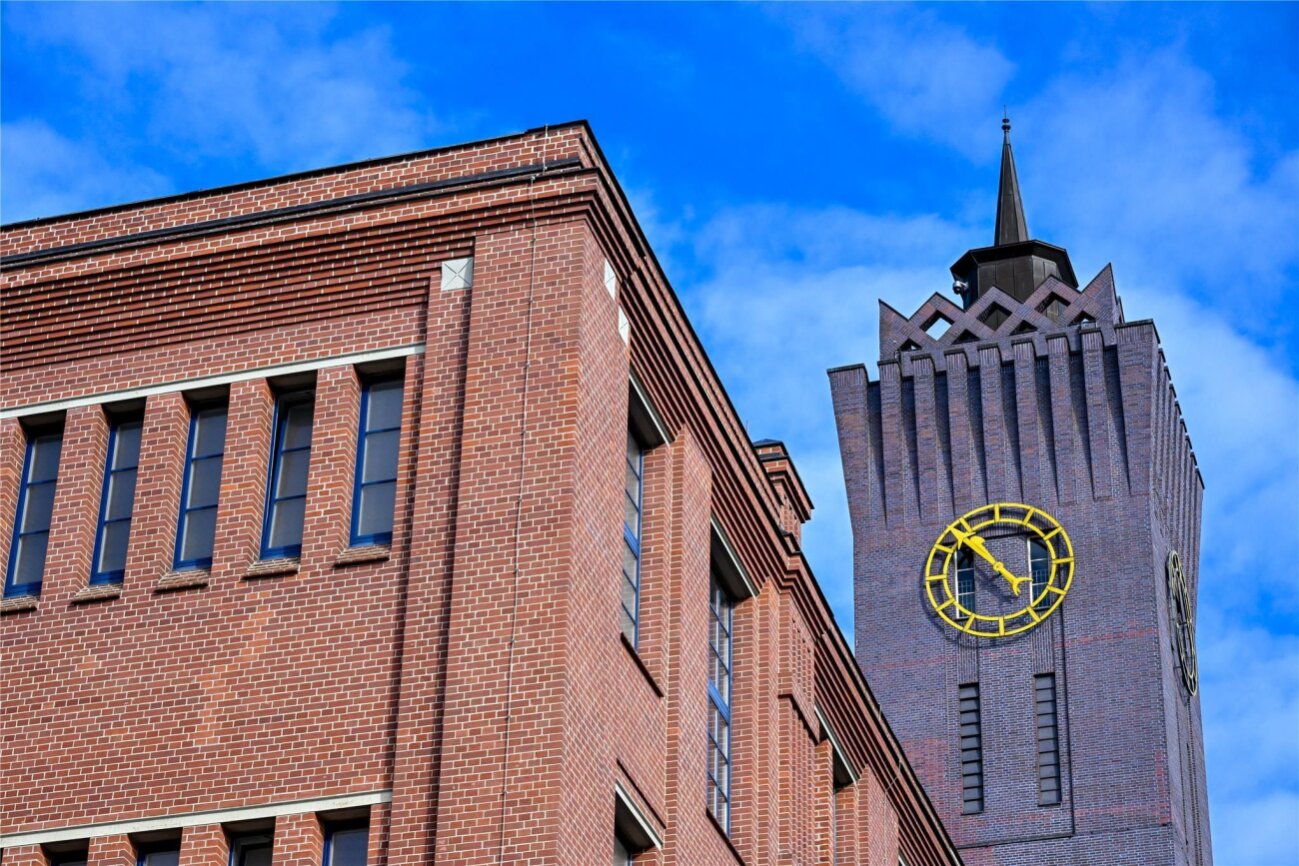 Spiel mit dem Feuer: Was die Medienkunst-Ausstellung „Pochen“ dieses ...