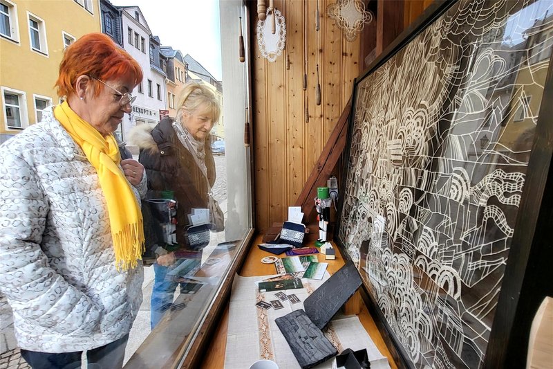 Spitzenmäßige Schaufenster in der Schwarzenberger Altstadt werben für ...