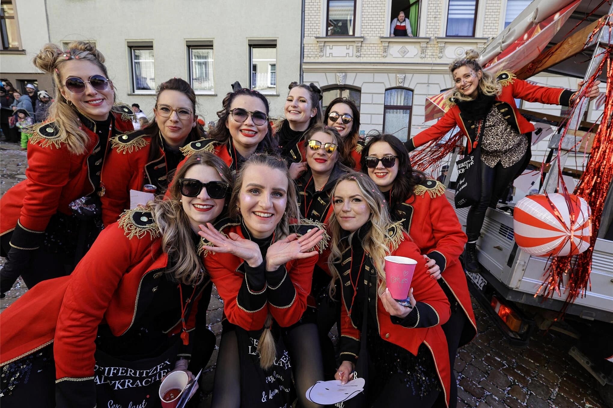 Straßenfasching in Meerane: Wie ein Geburtstagskind mit Konfetti, Bowle ...