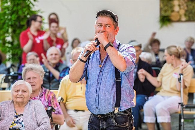Supertalent-Sieger Michael Hirte erfreut Senioren im Erzgebirge