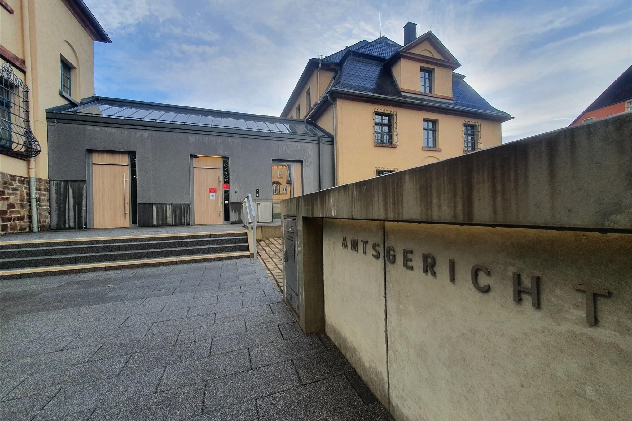 Tatort Annaberger Busbahnhof: Vorbestrafter Erzgebirger ruft laut „Heil ...