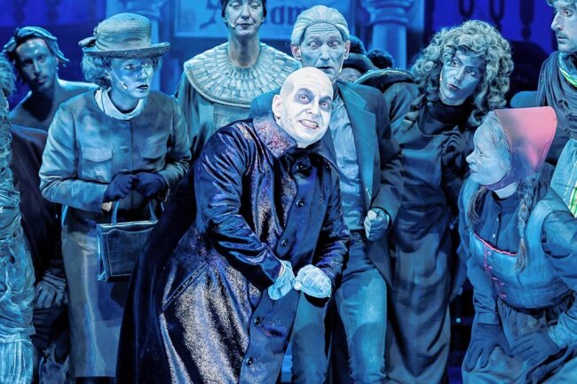 "The Addams Family" in Zwickau: Wie sich Tenor Marcus Sandmann in Uncle ...