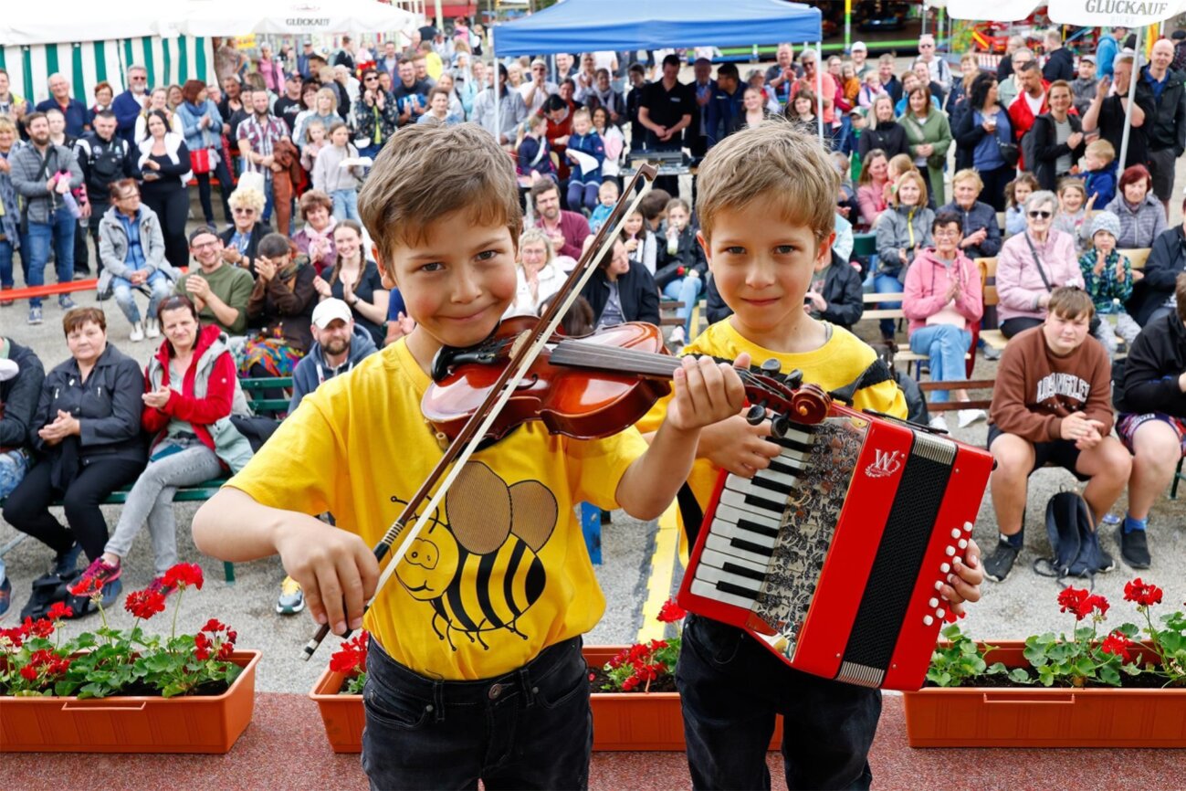 Tillinger Hundsmesse in St. Egidien: Zwillinge (6) reißen das Publikum mit
