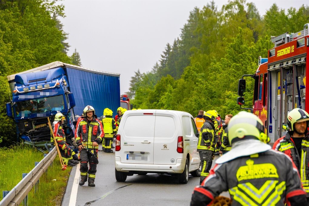 Tödlicher Unfall auf Autobahnzubringer im Erzgebirge: Pkw kollidiert mit Lkw im Gegenverkehr