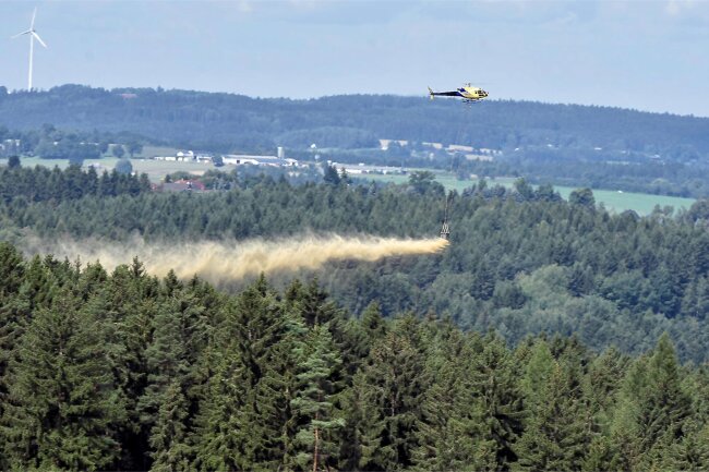 Über Wäldern im Erzgebirge sind wieder Hubschrauber unterwegs
