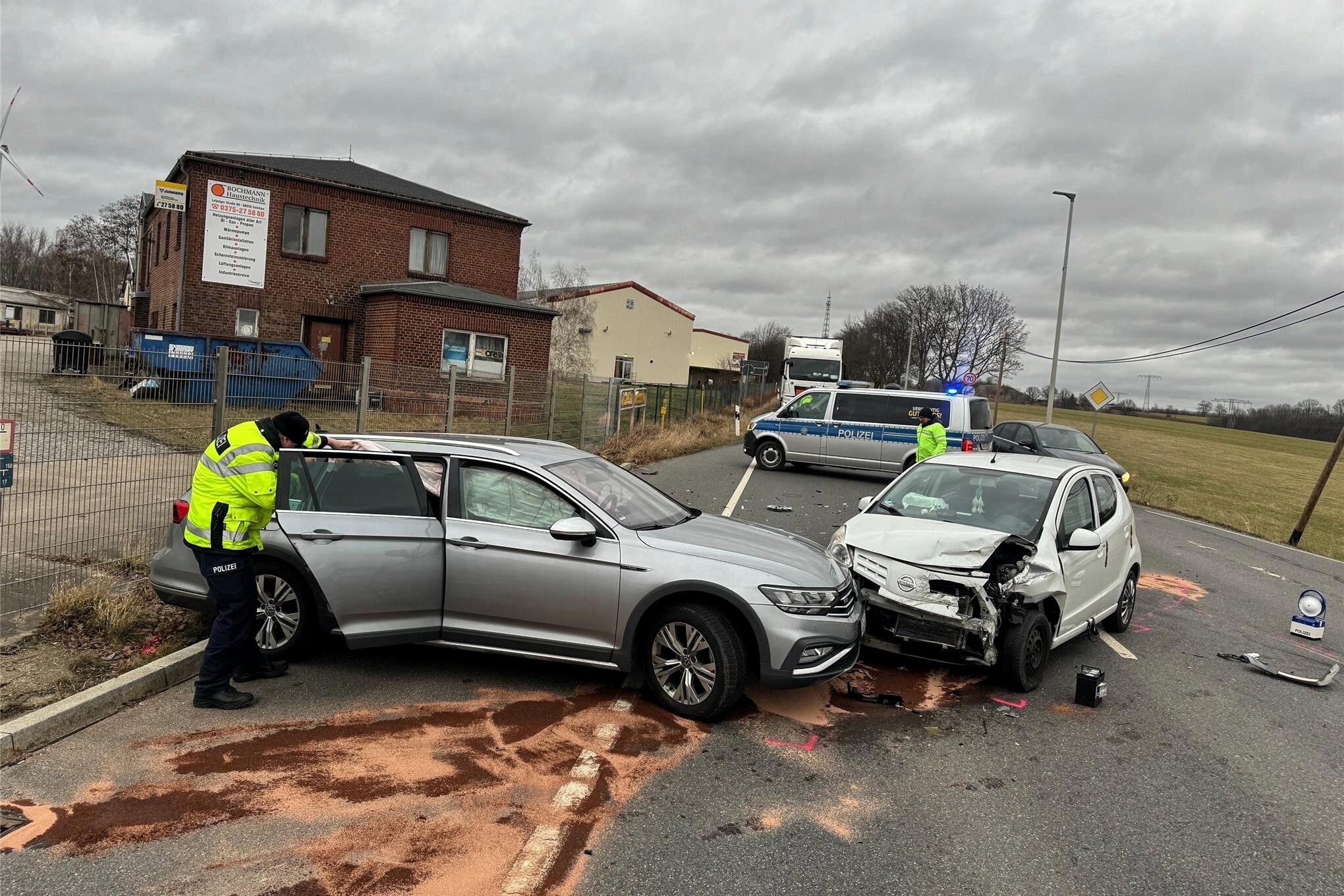 Unfall auf der B 173 in Zwickau: Kreuzung nach Frontalzusammenstoß voll gesperrt