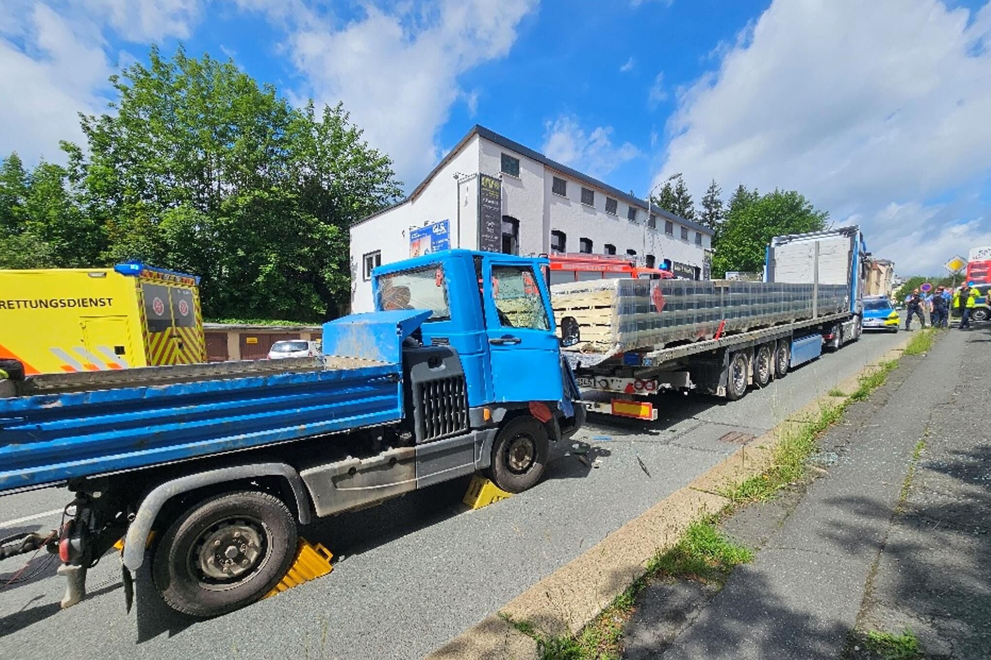 Unfall auf Plauener Trockentalstraße: Fahrer eingeklemmt