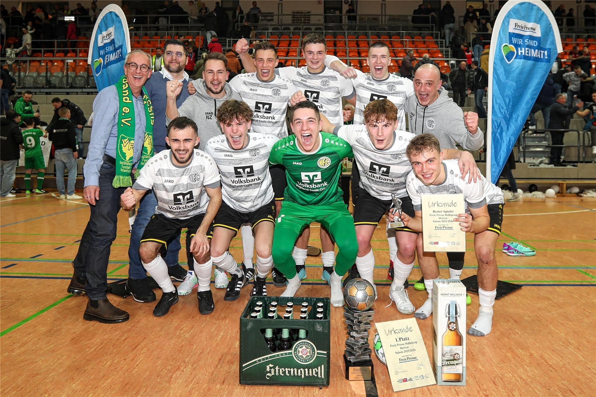 VFC Plauen gewinnt Hallenpokal der "Freien Presse": Fans feiern im ...