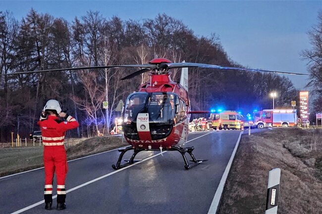 Vier Verletzte bei Unfall in Rossau - Rettungshubschrauber im Einsatz