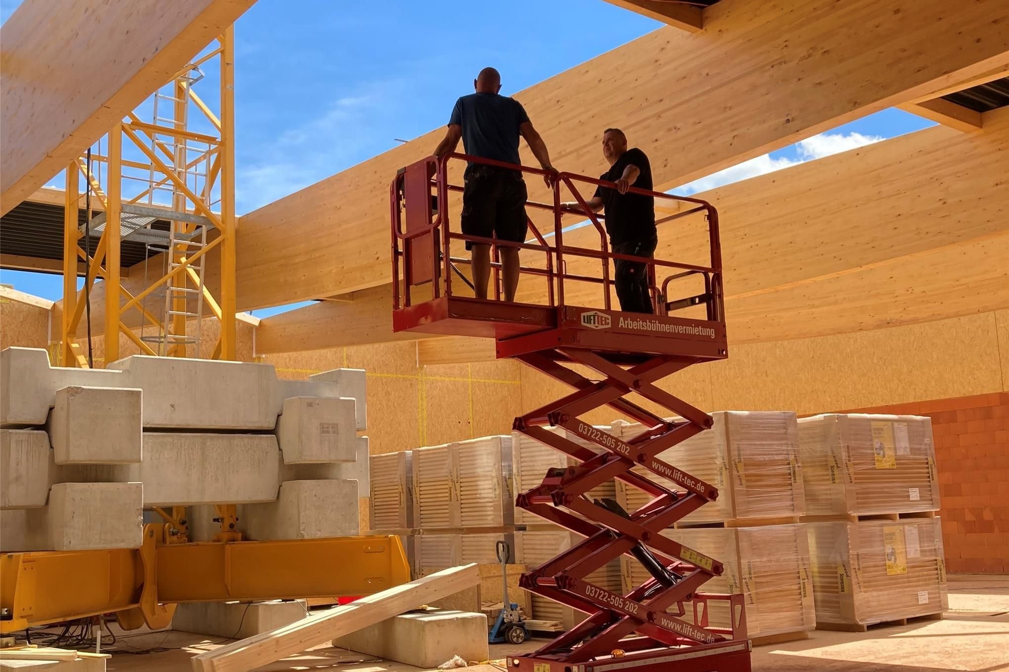 Vorfreude in Mülsen: Der Rohbau des ersten Holz-Edeka in Sachsen ist fertig