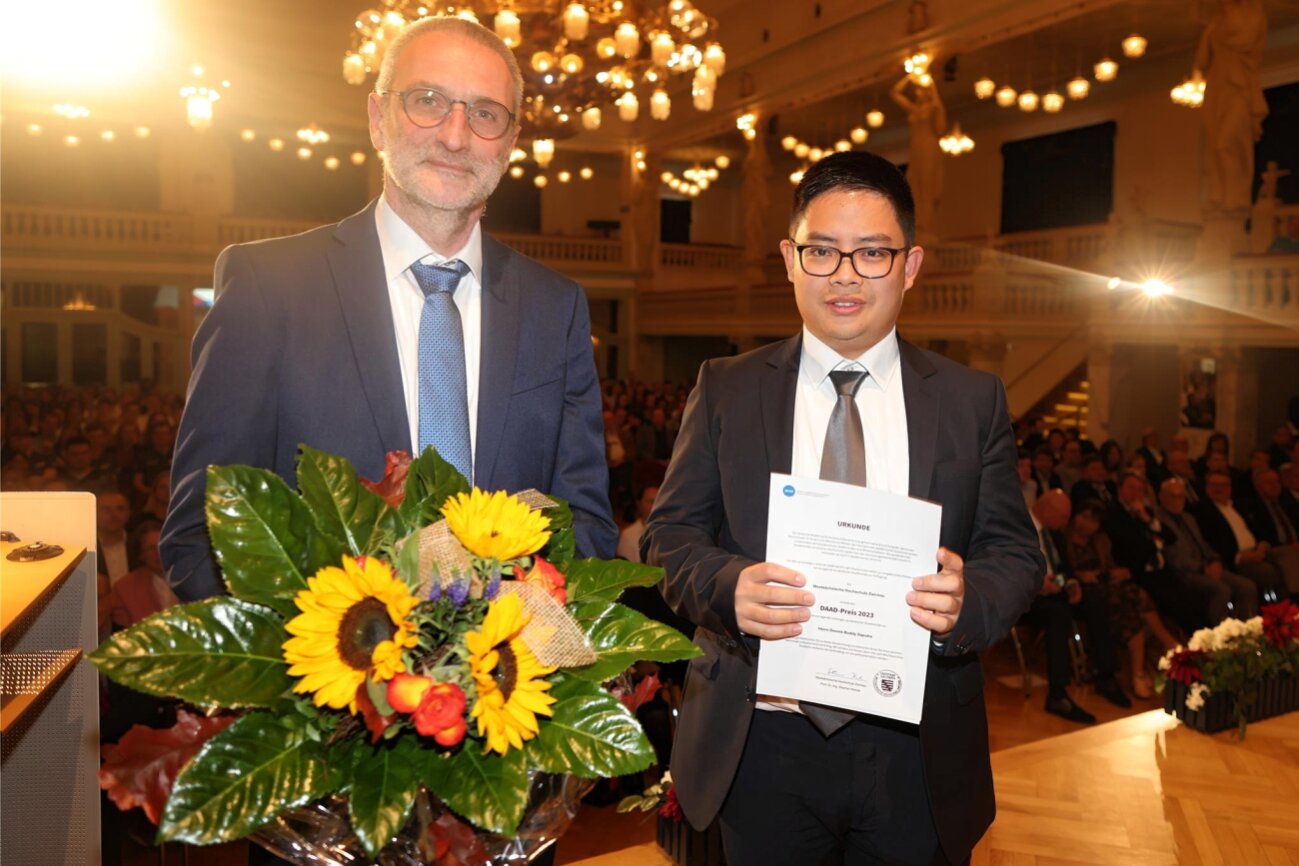 Warum WHZ-Absolvent Dennis Saputra seine Auszeichnung der kranken ...