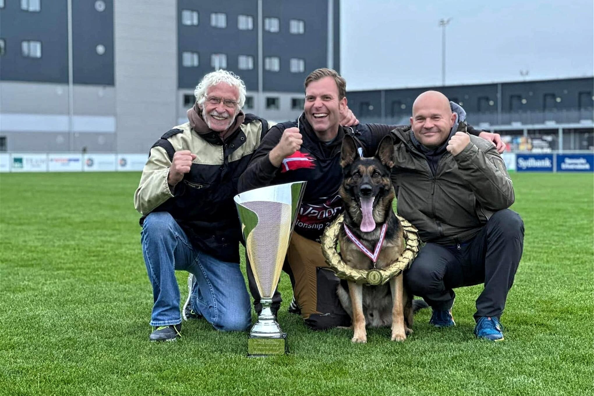 Weltmeister auf vier Pfoten aus dem Erzgebirge: Schäferhund Kuno heimst Pokal ein