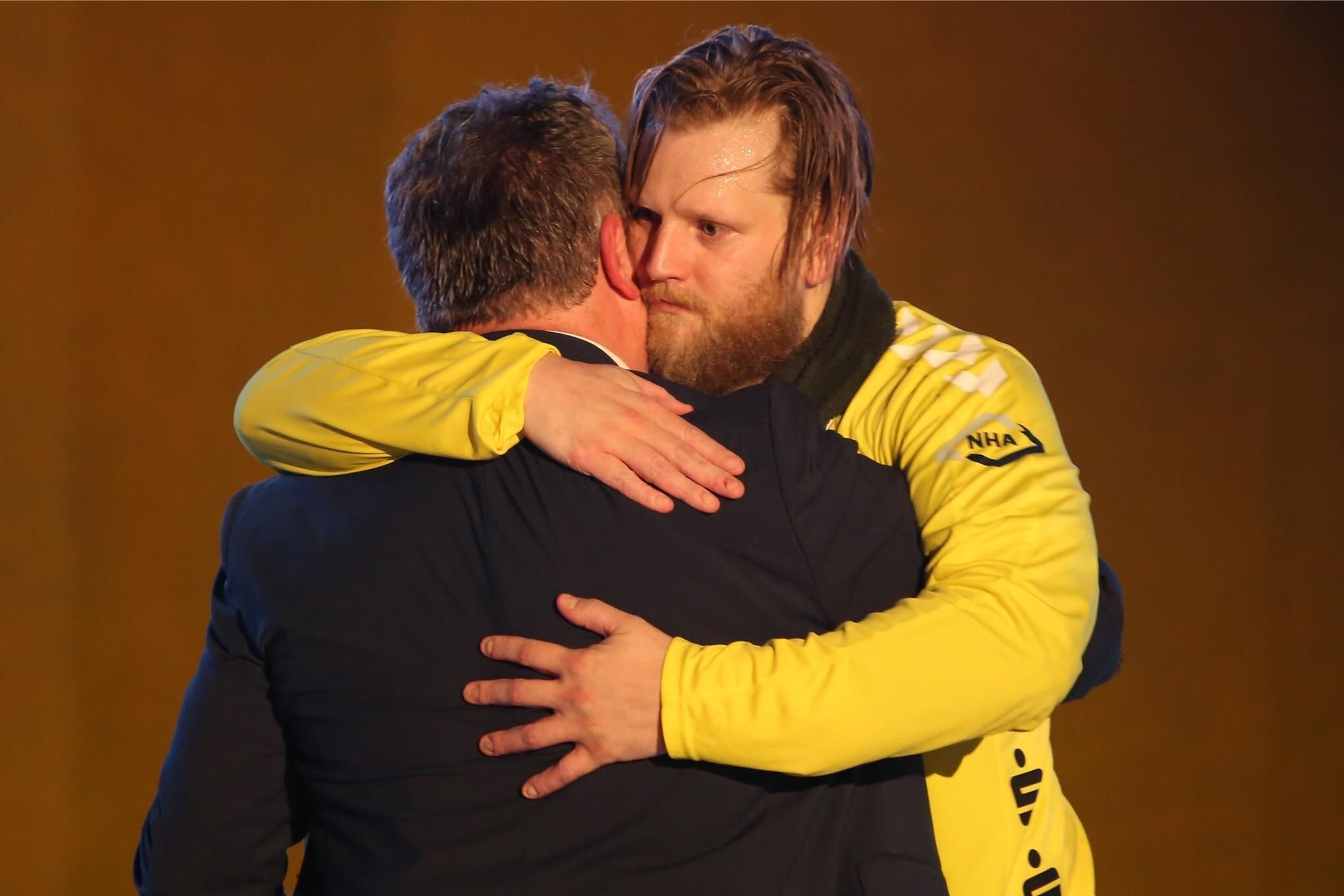 Wenn Männer weinen: Tränenreicher Abschied in Aue