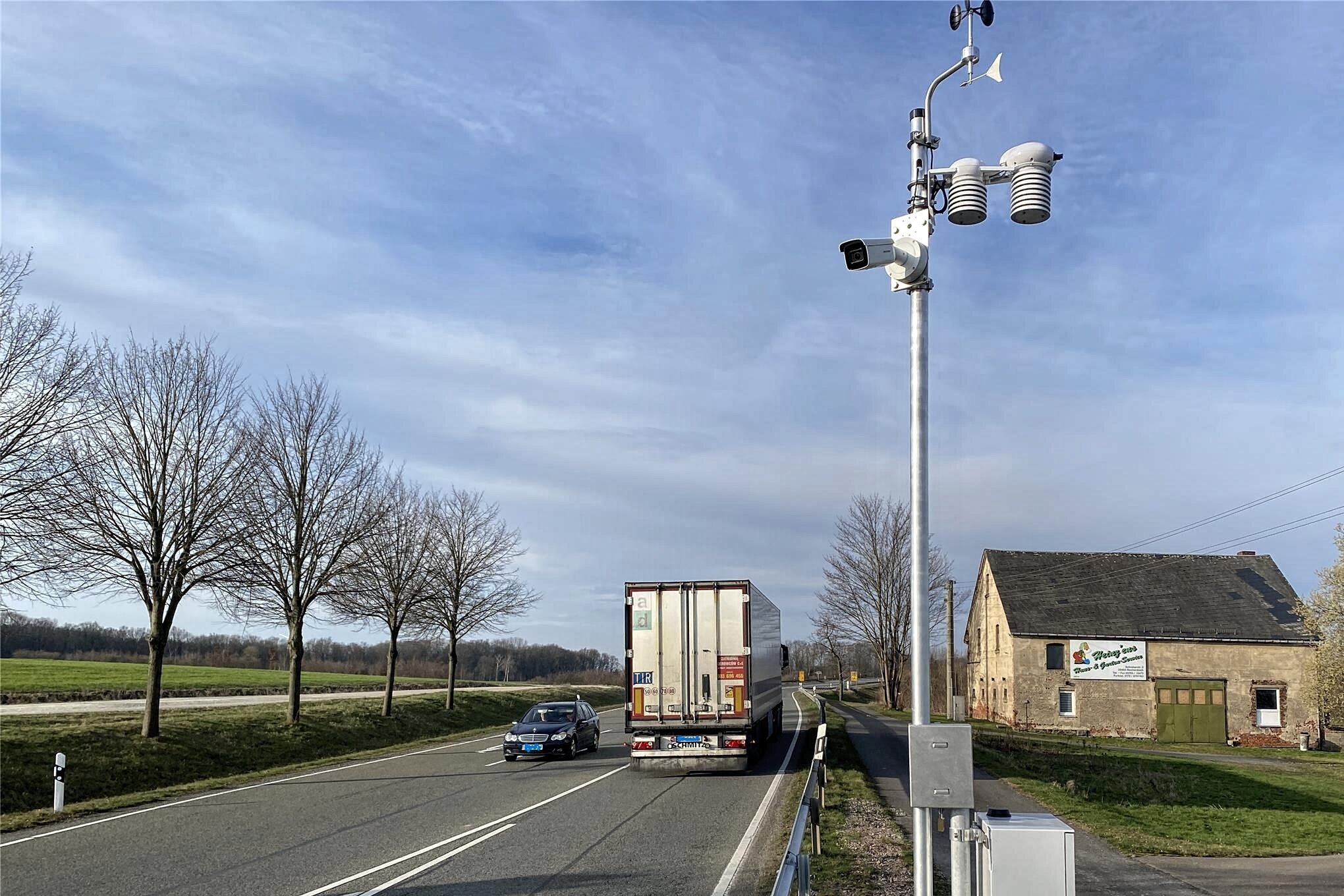 Wer filmt denn da bei Neumark? Kamera an der B 173 lässt Autofahrer rätseln