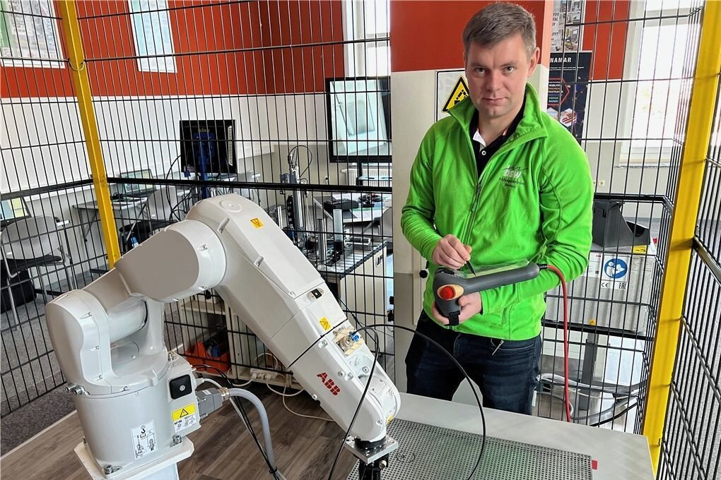 Werdau: Azubis lernen nun den Kollegen Roboter bedienen