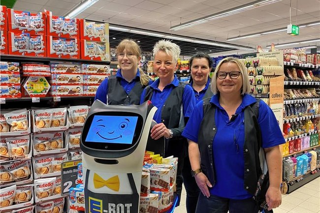 Wie Kollege Roboter in Flöha den Weg durch die Edeka-Regalreihen findet