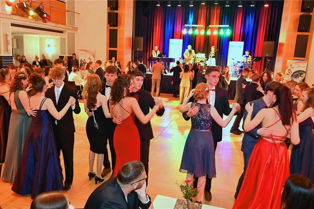 Zurück in die Zukunft: Mit Walzer und Discofox auf Zeitreise in der ...