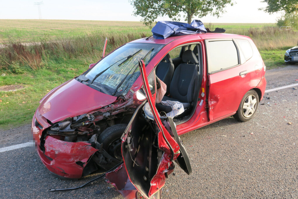 Zwei Schwerverletzte bei Thierfeld: Honda, Benz und Chrysler stoßen zusammen